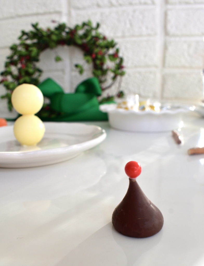 Edible snow globe? A fun holiday DIY you can serve as dessert!