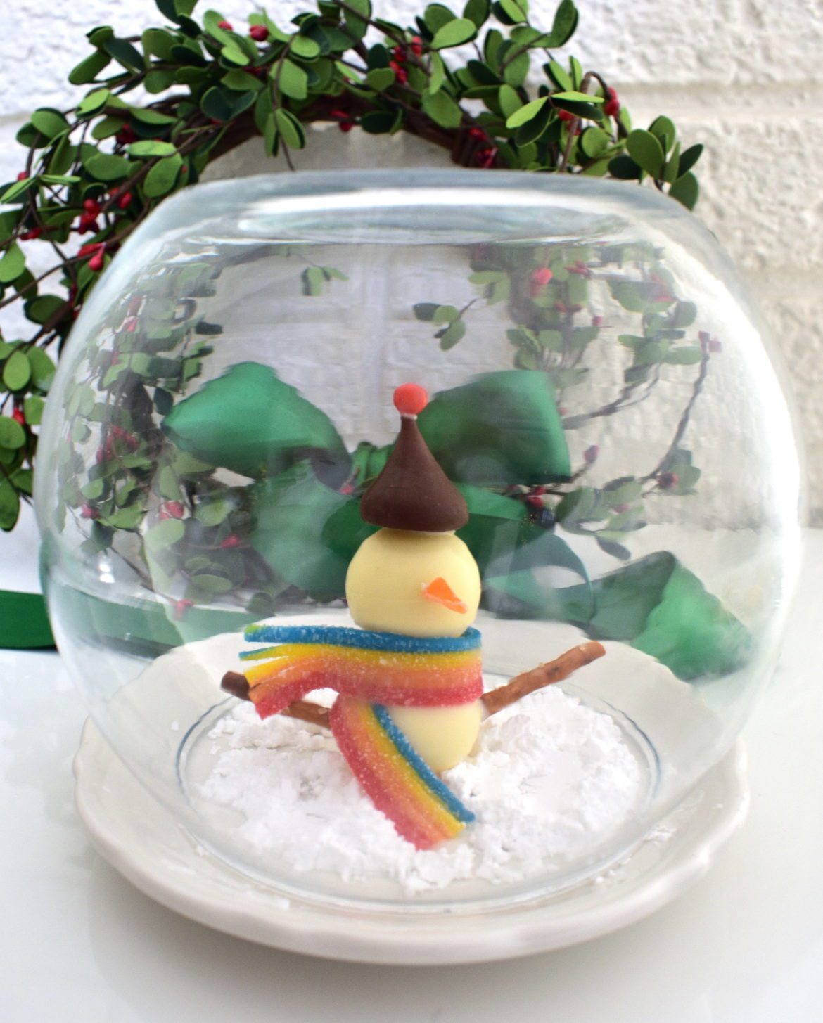 Edible snow globe? A fun holiday DIY you can serve as dessert!