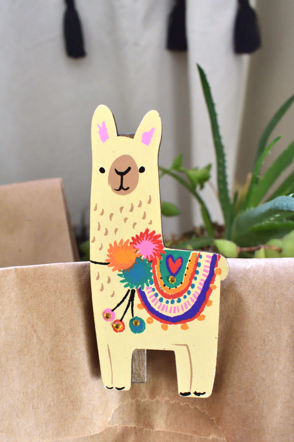 Llama theme party ideas that are perfect for a Mom's day celebration!