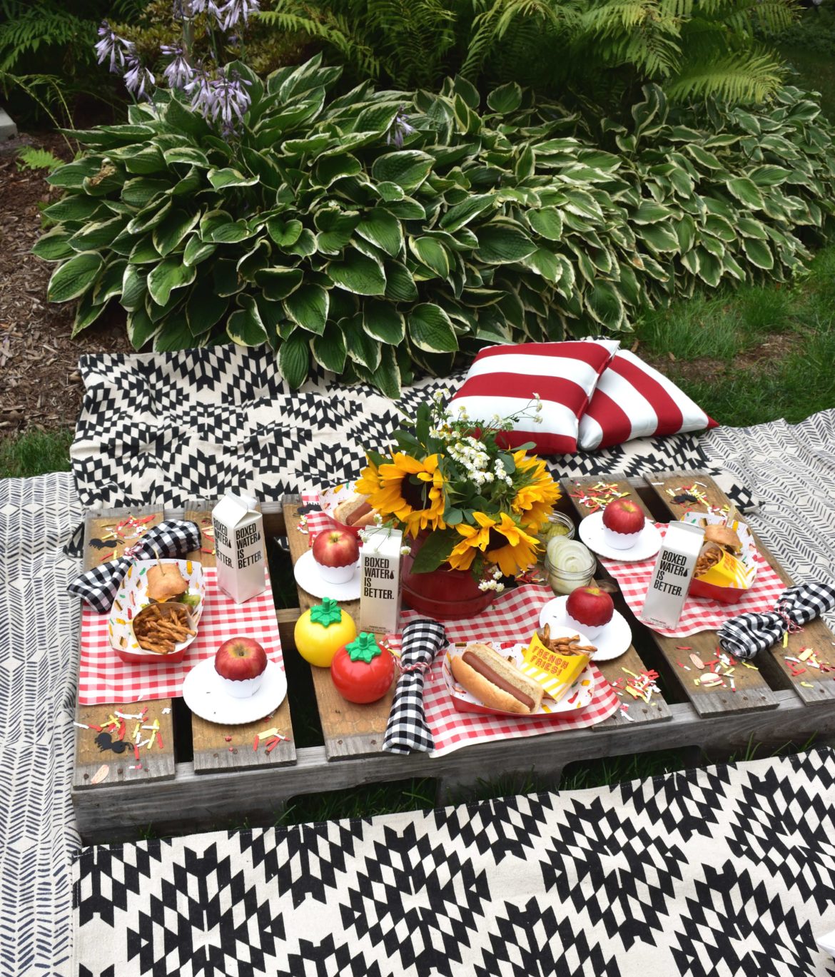 Backyard picnic ideas, food & decorations for summertime fun!