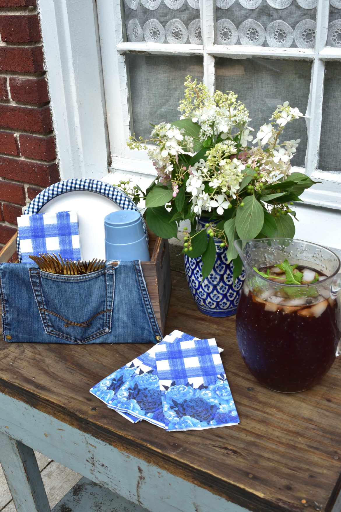 Create a DIY utensil box for your parties...only three supplies needed!