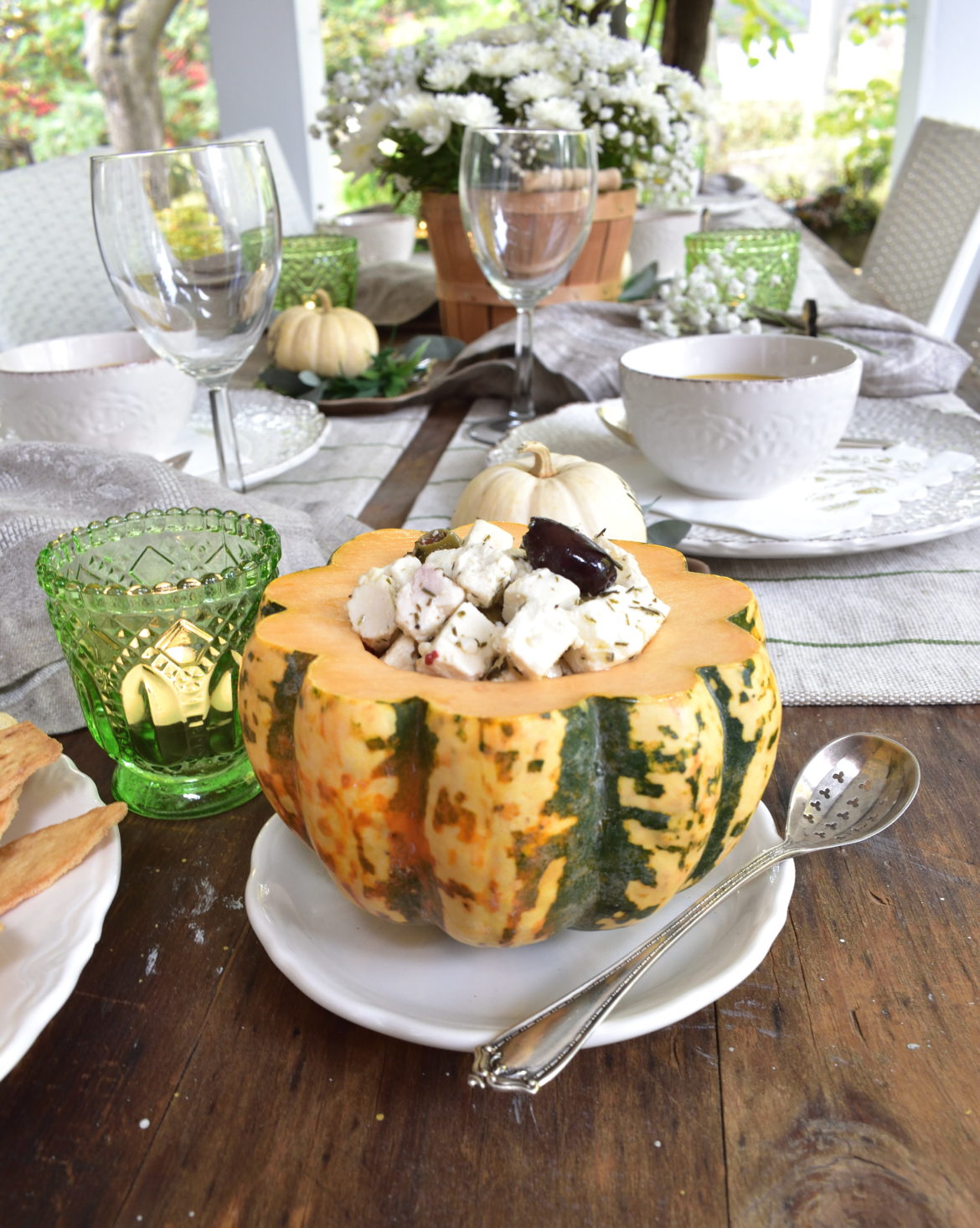 Casual ideas for setting a rustic Thanksgiving table!