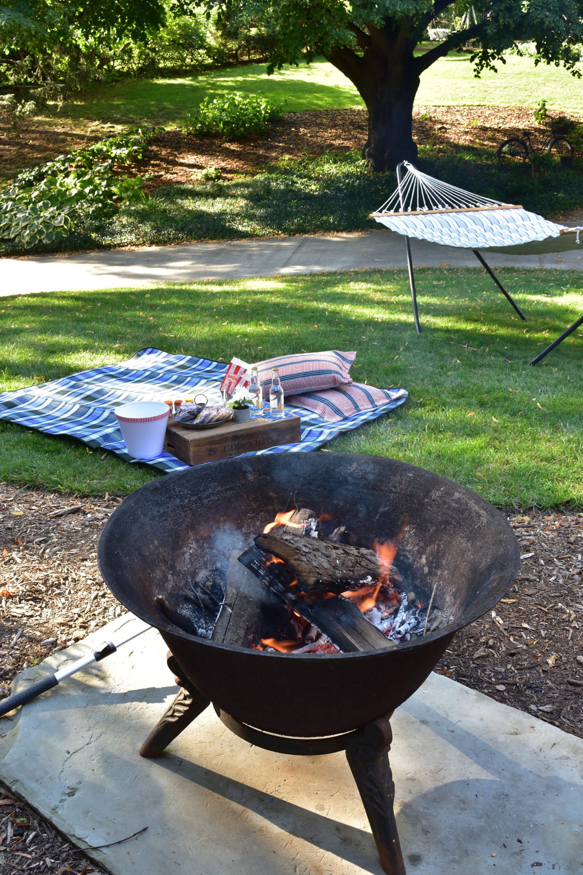 Campfire popcorn is a festive way to spend a summer eveing!