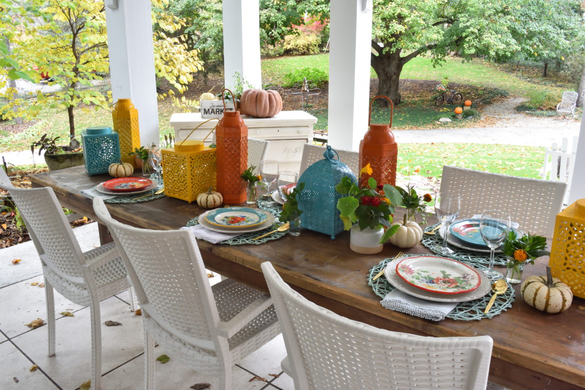A colorful Thanksgiving table for a cheerful and festive Thanksgiving!