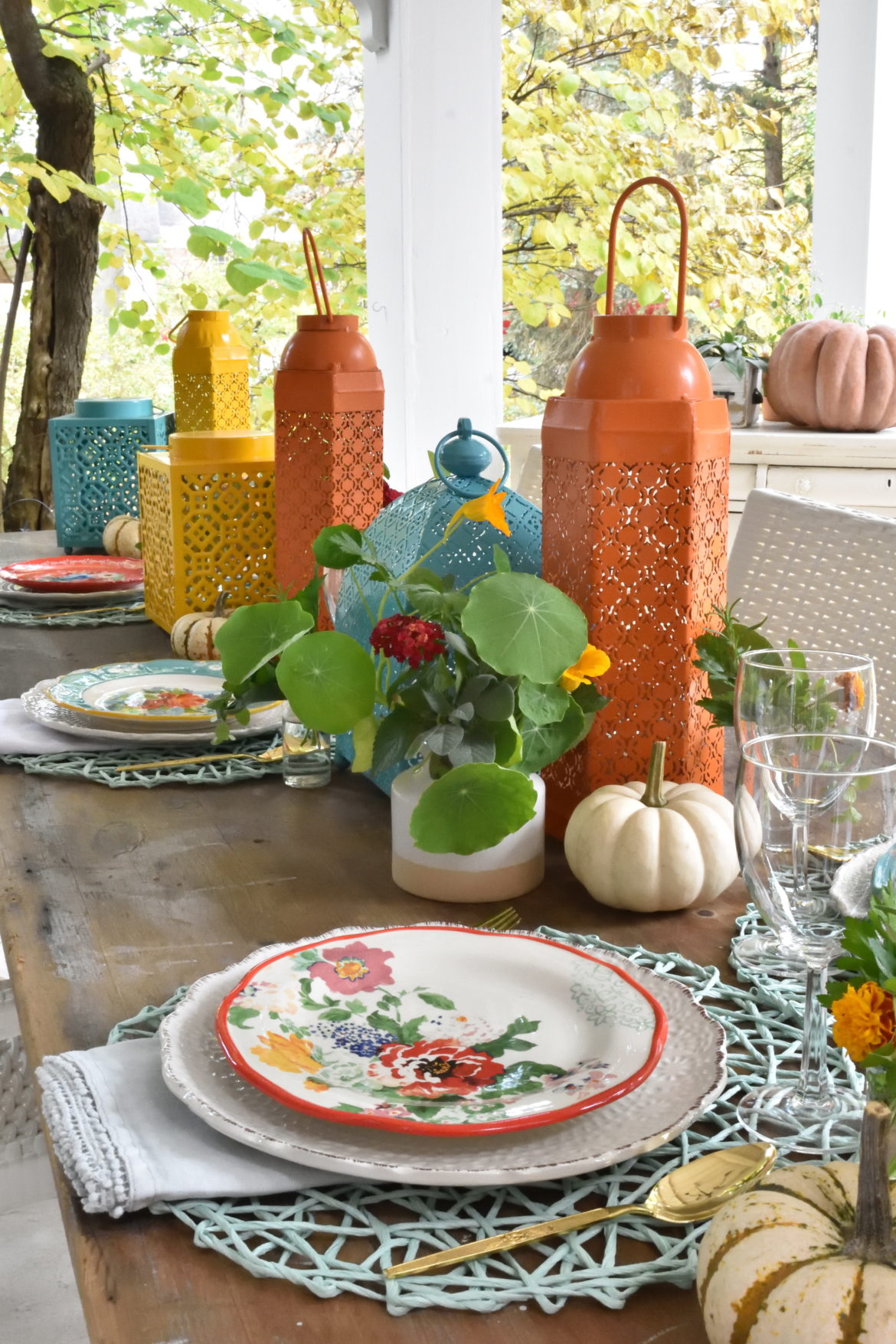 A colorful Thanksgiving table for a cheerful and festive Thanksgiving!