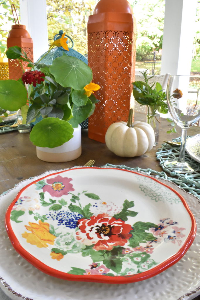 A colorful Thanksgiving table for a cheerful and festive Thanksgiving!