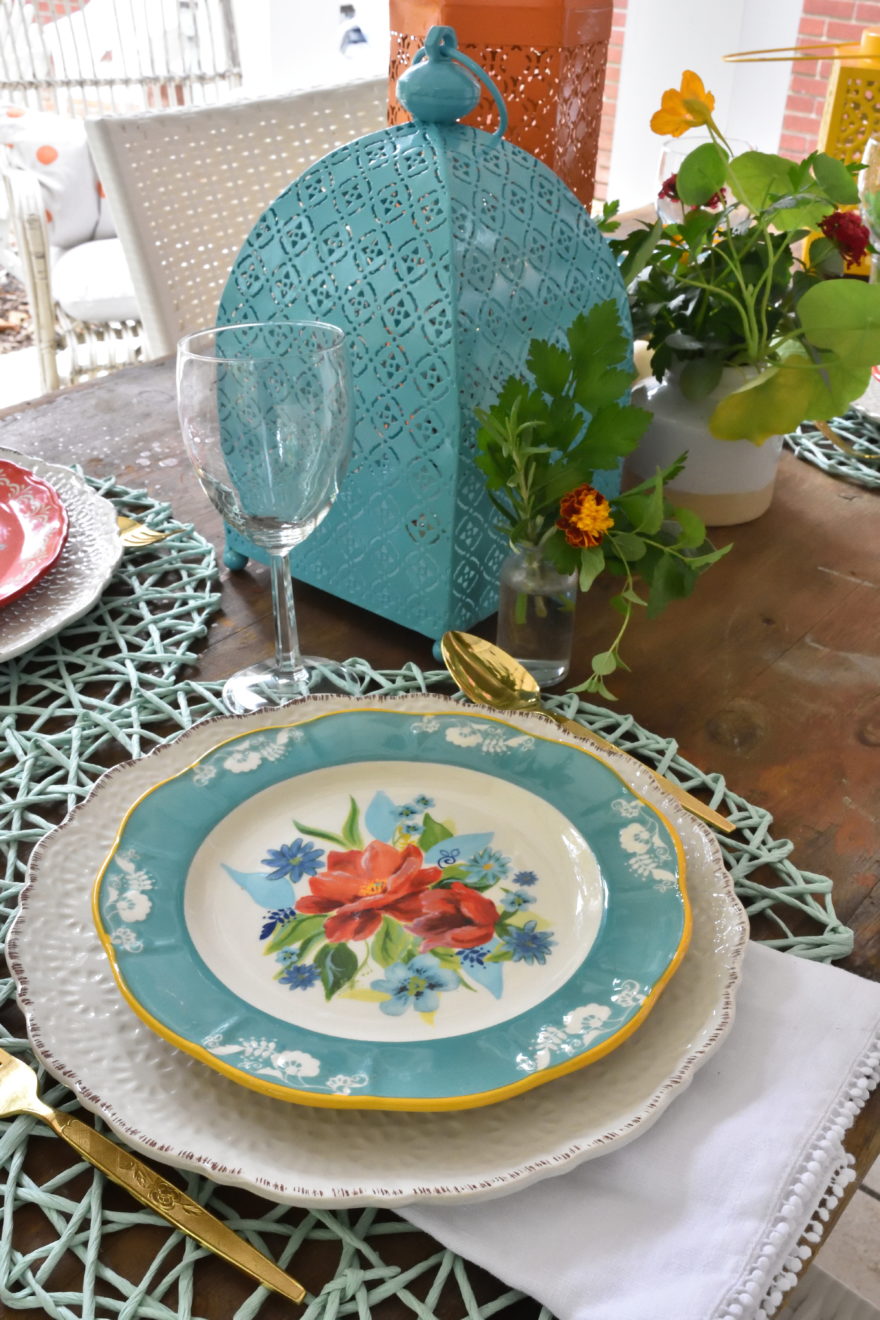 A colorful Thanksgiving table for a cheerful and festive Thanksgiving!