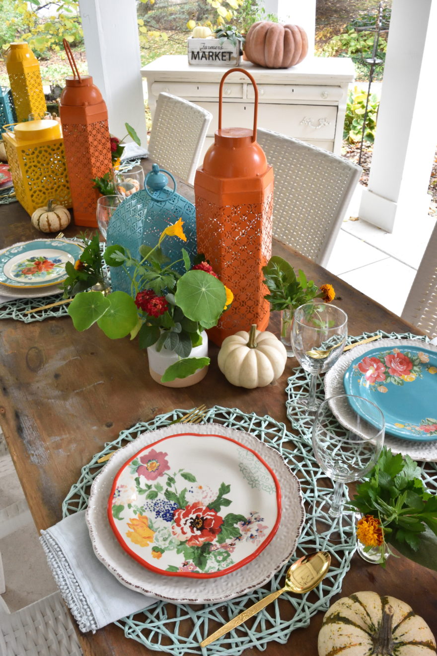 A colorful Thanksgiving table for a cheerful and festive Thanksgiving!