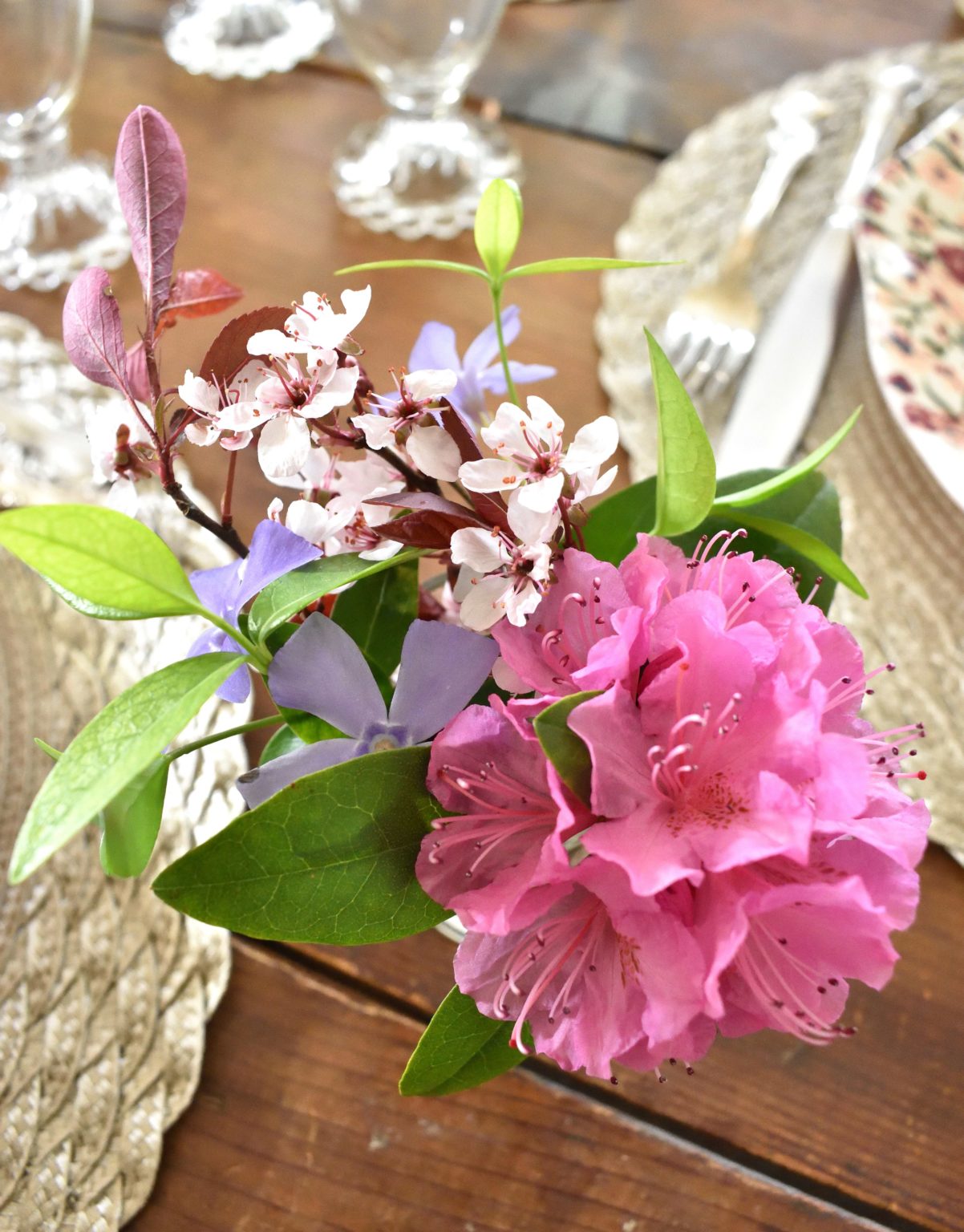 A simple springtime table for Mother's Day celebrations!
