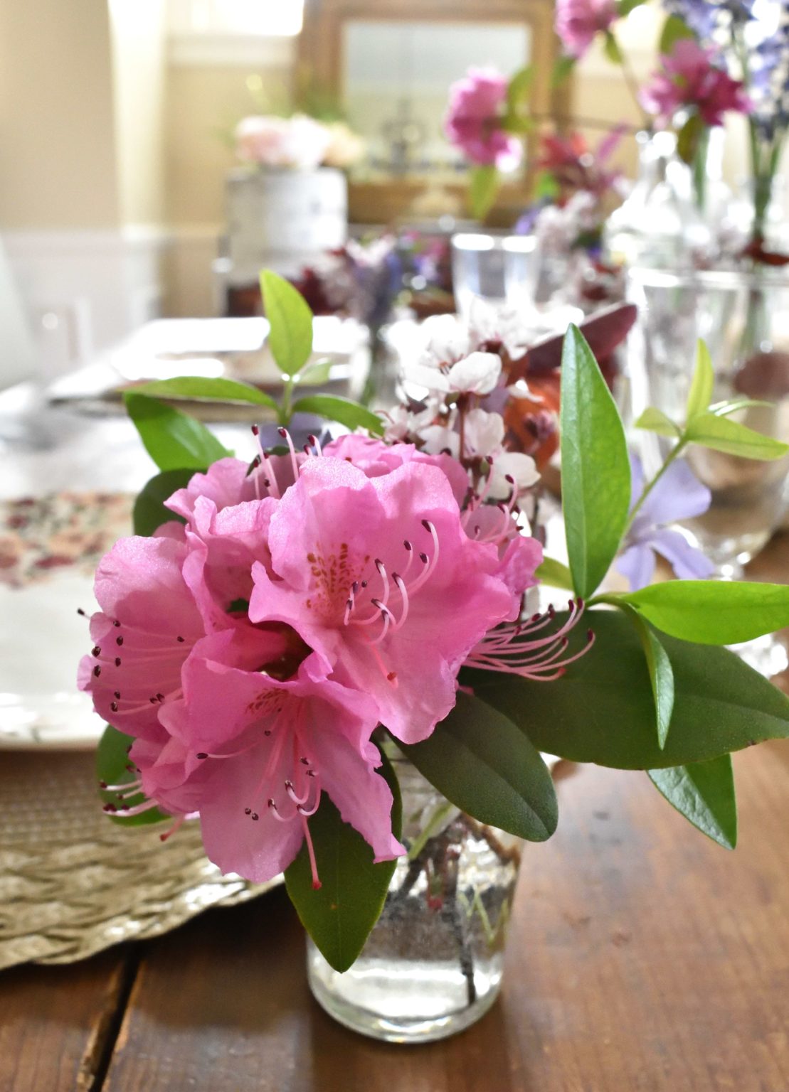 A simple springtime table for Mother's Day celebrations!