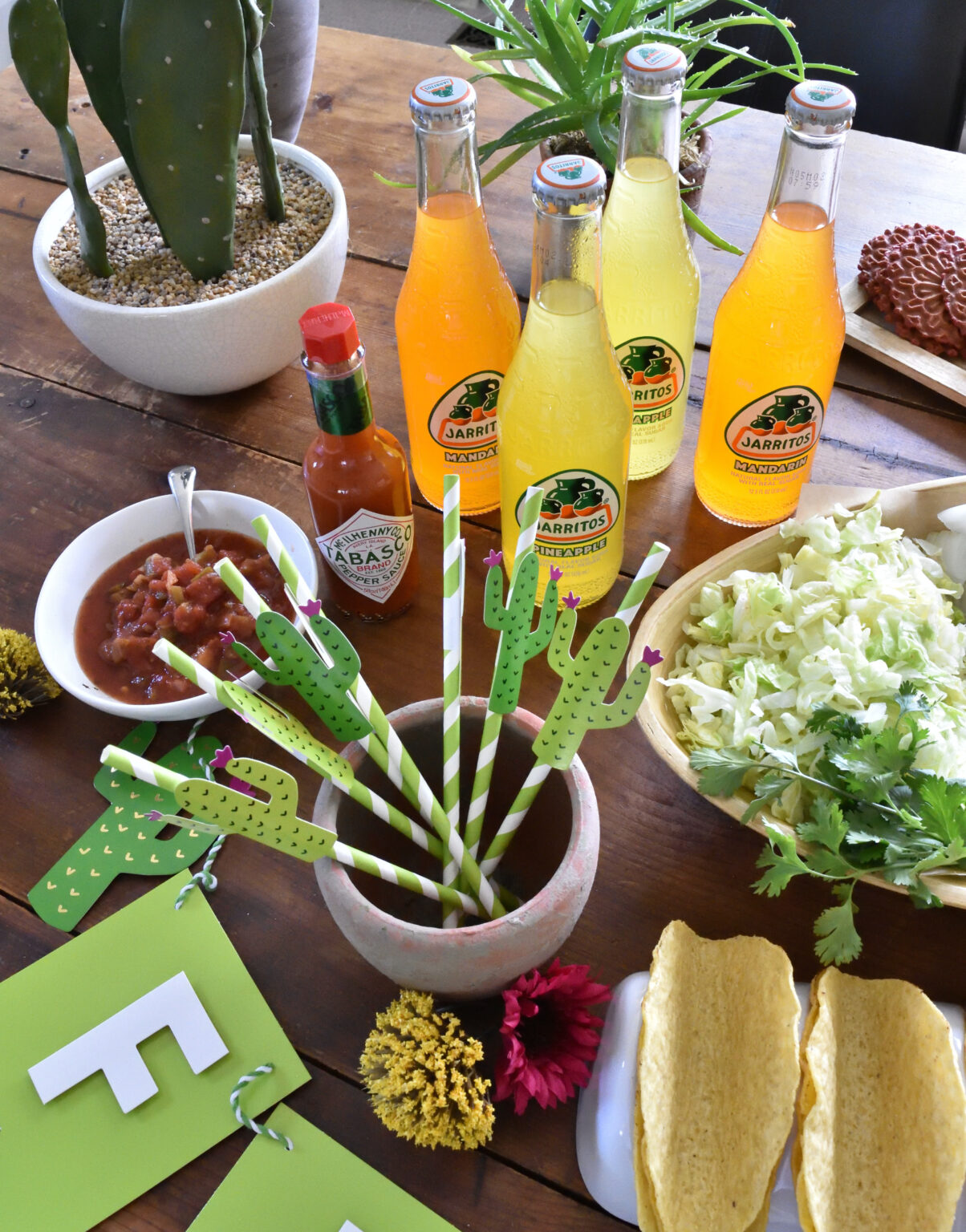 Easy taco table ideas for your Cinco de Mayo celebrations!