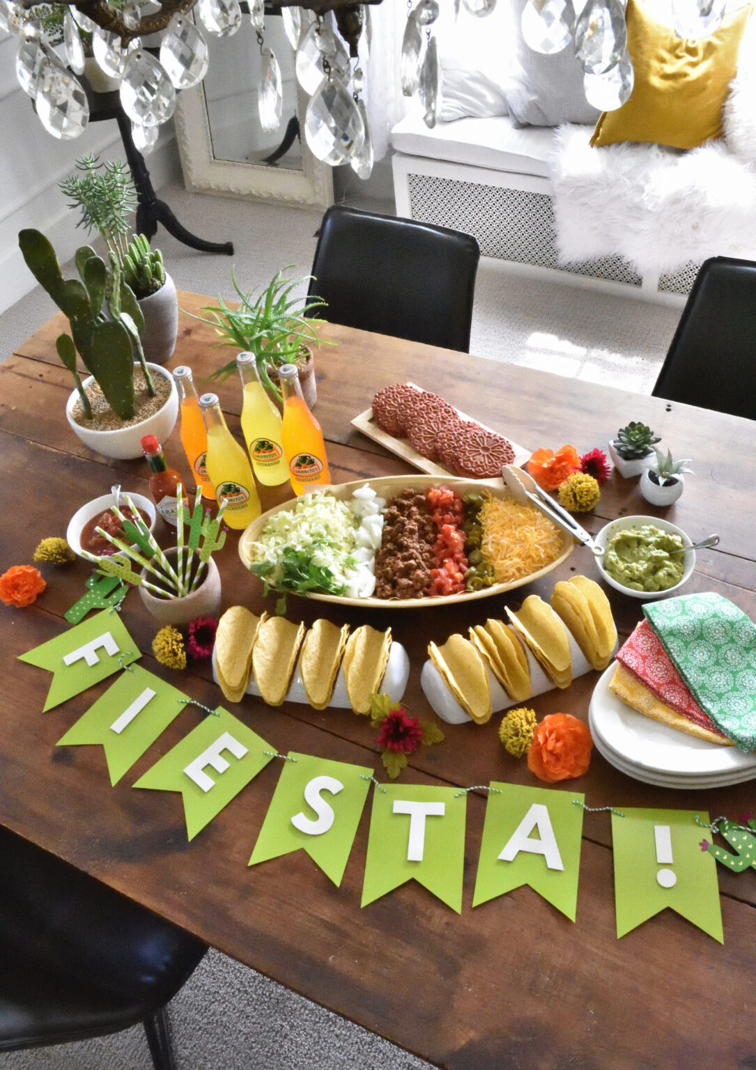 Easy taco table ideas for your Cinco de Mayo celebrations!
