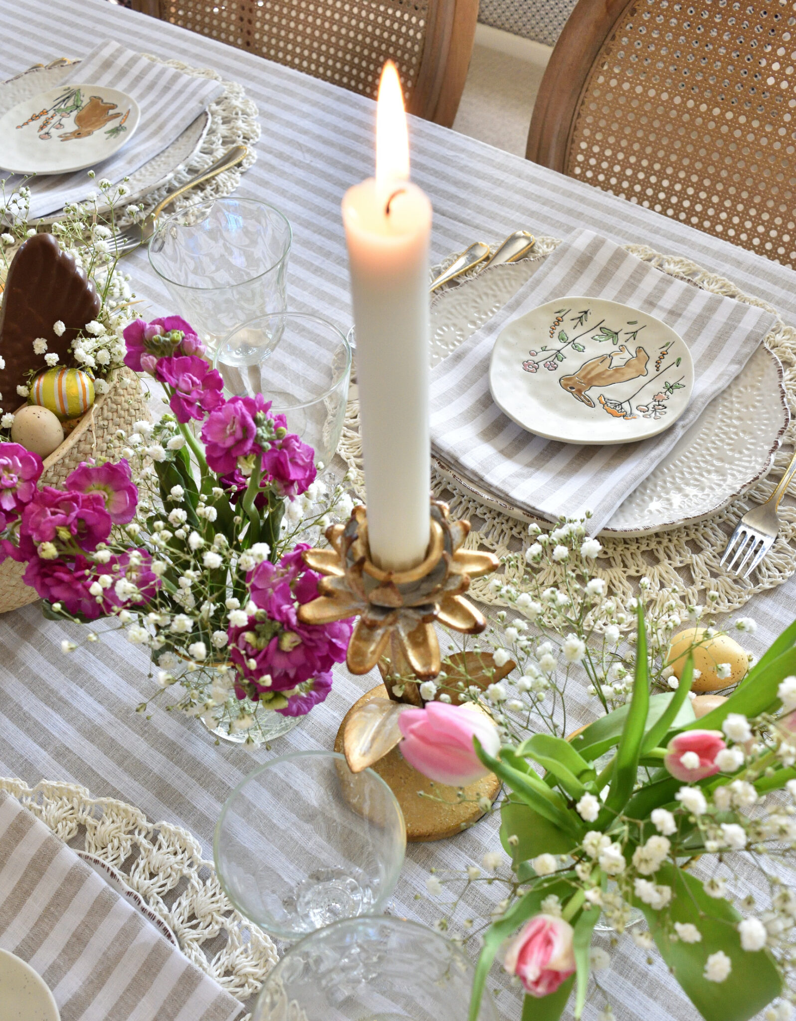 Dainty spring flowers make an Easter table shine!