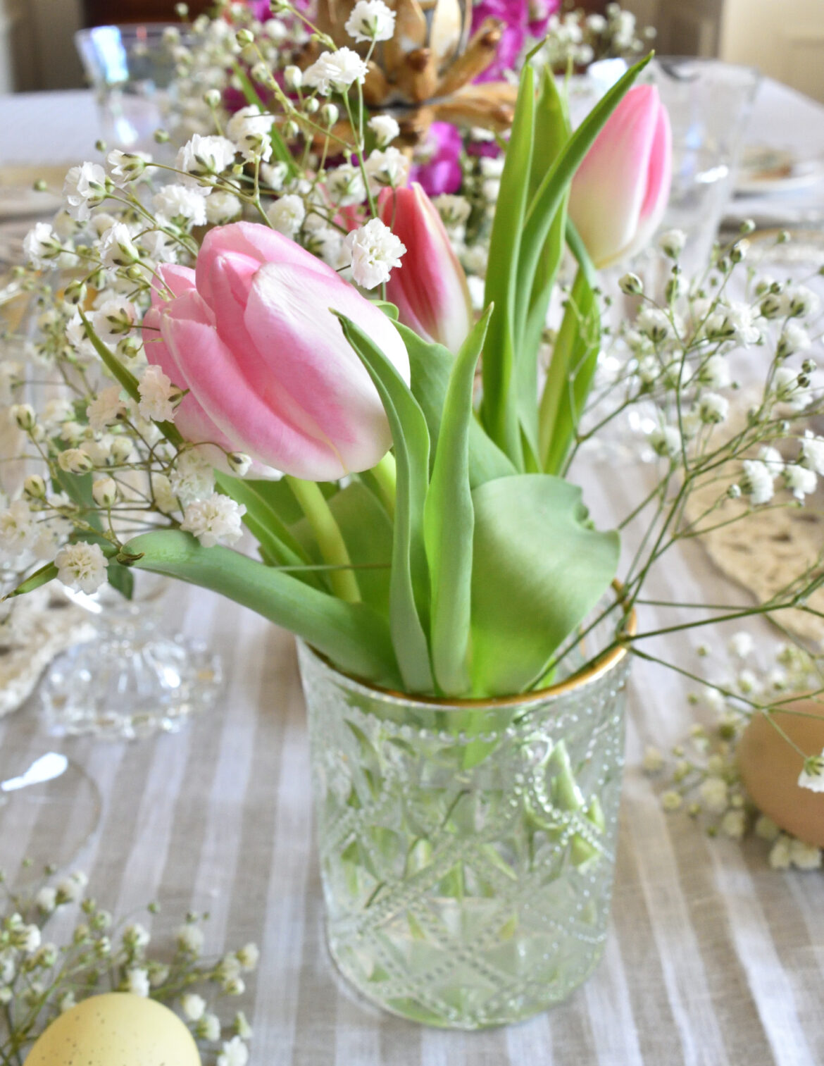 Dainty spring flowers make an Easter table shine!