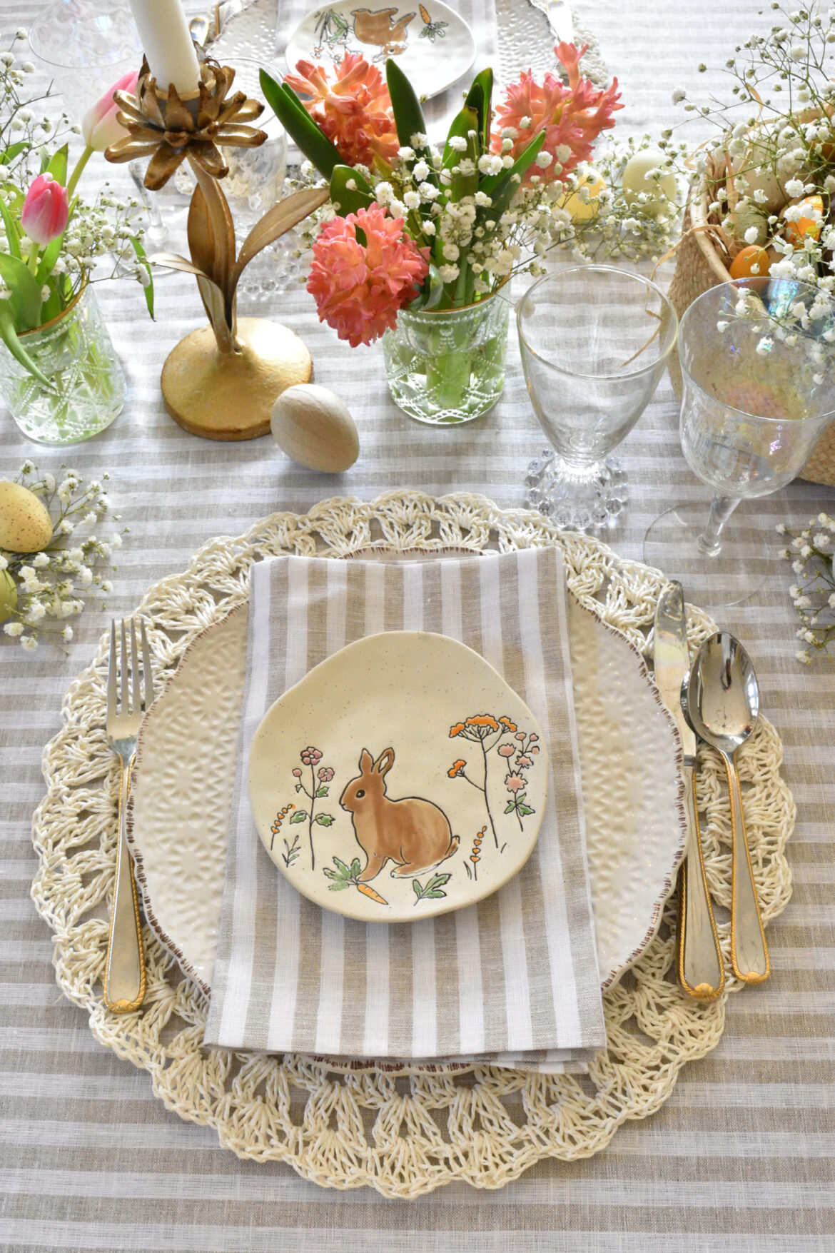Dainty spring flowers make an Easter table shine!