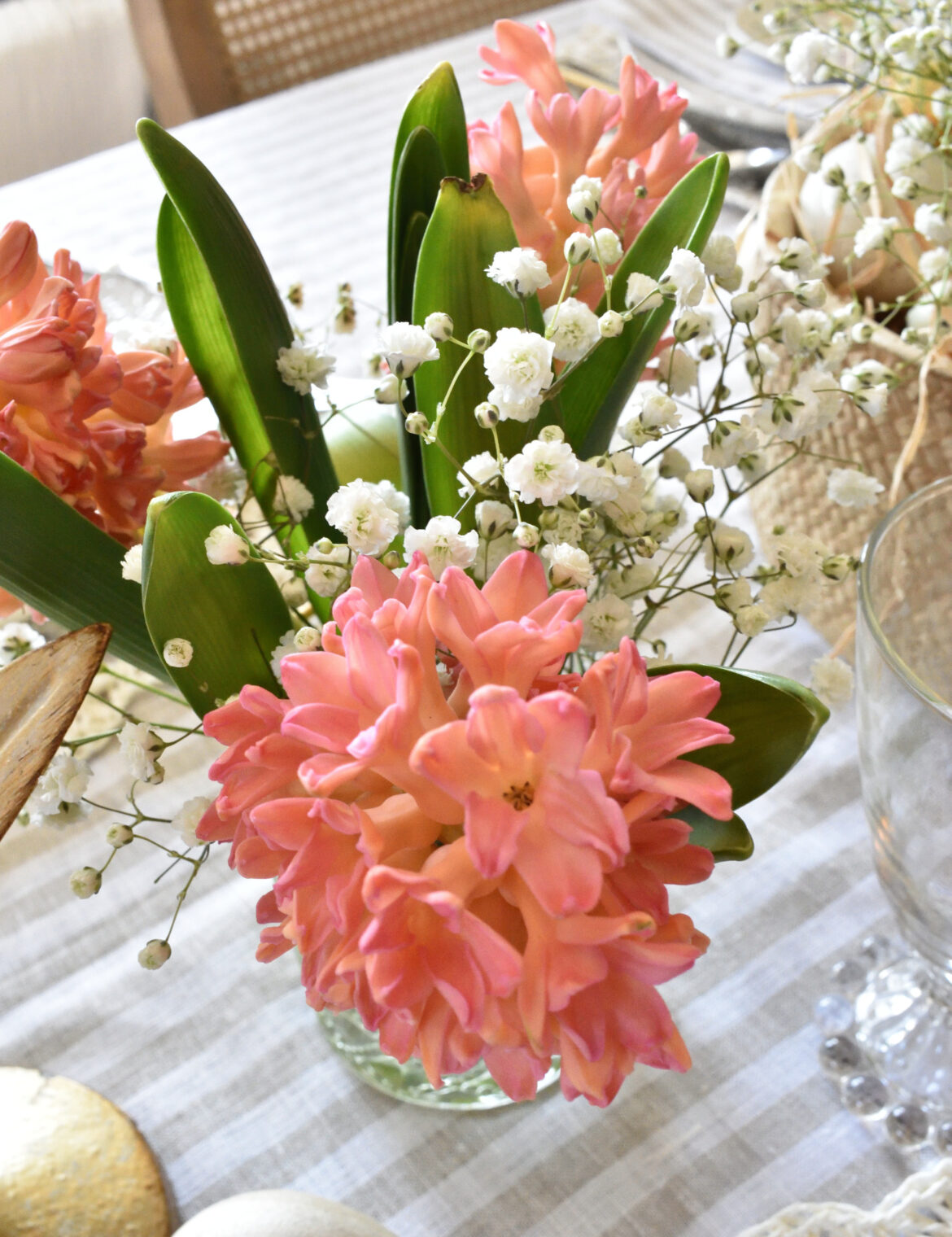 Dainty spring flowers make an Easter table shine!