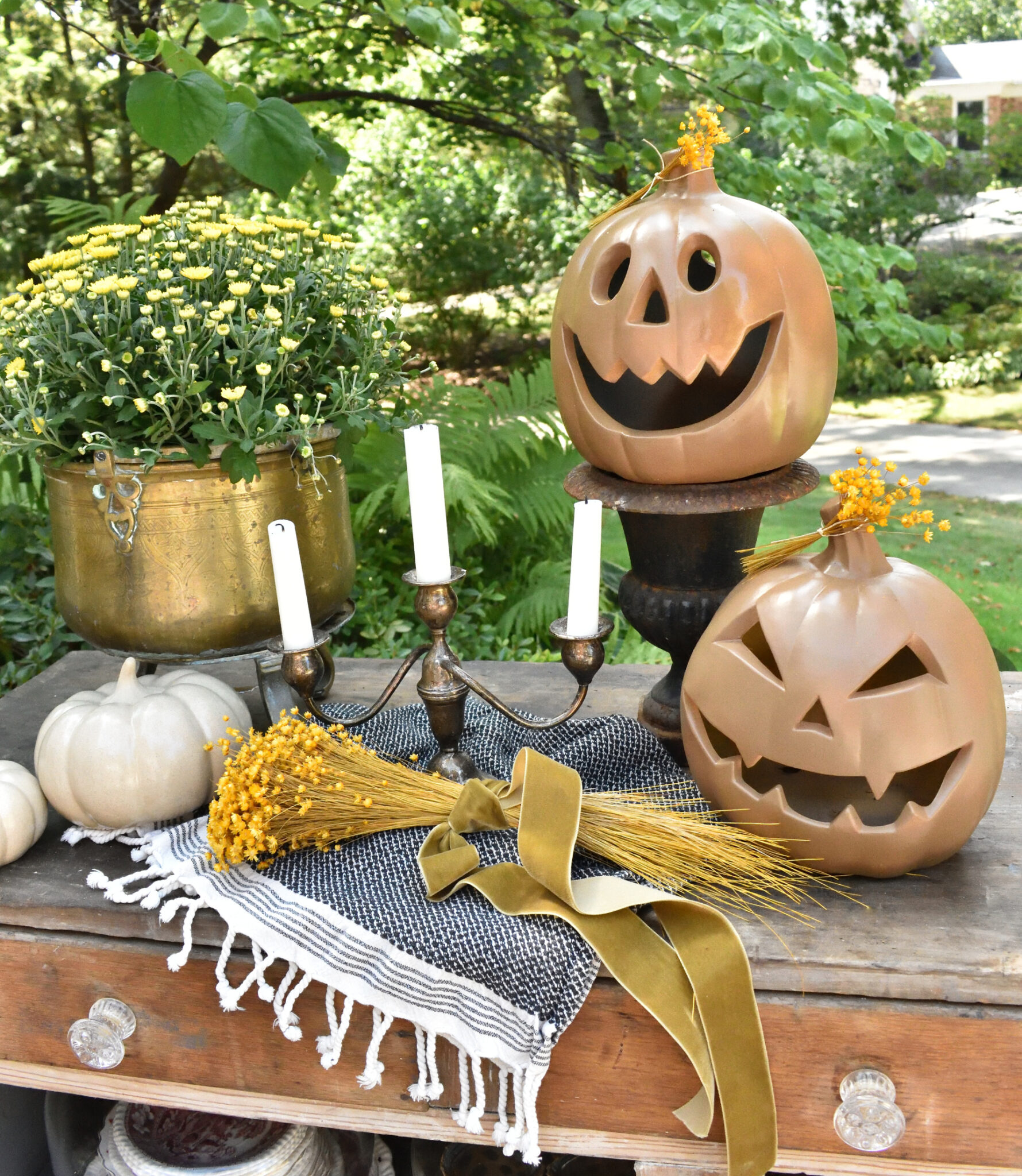 Autumn tones look beautiful on a Halloween table!